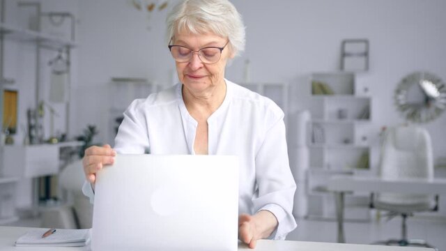 Old Lady Computer Images – Browse 29,416 Stock Photos, Vectors, and ...