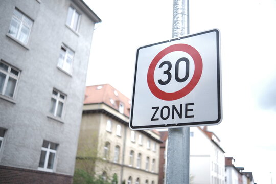 Tempo-30-Zone-Bilder: Stock-Fotos & -Videos. | Adobe Stock