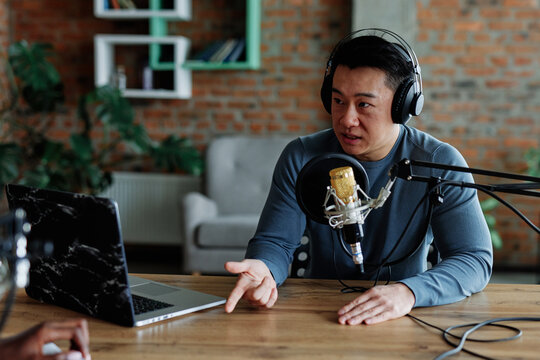 Moderator 이미지 – 찾아보기 15,758 스톡 사진, 벡터 및 비디오 | Adobe Stock