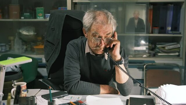 Person On Landline Images – Browse 8,684 Stock Photos, Vectors, and ...