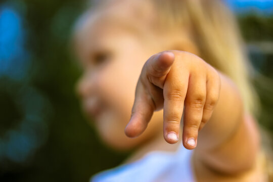 Imágenes de "Kid Pointing": descubre bancos de fotos, ilustraciones ...