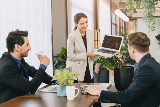 「Presentor」の写真素材 | 317件の無料イラスト画像 | Adobe Stock