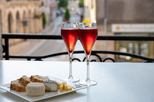Kir Royal"」の写真素材 | 325件の無料イラスト画像 | Adobe Stock