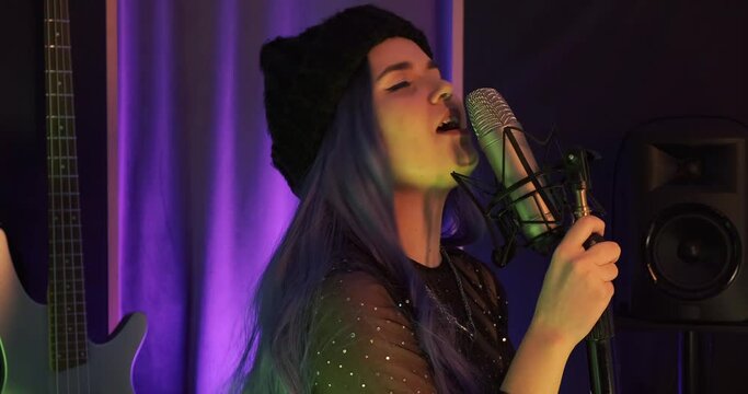 Singer-Songwriter Images – Browse 1,922 Stock Photos, Vectors, and ...