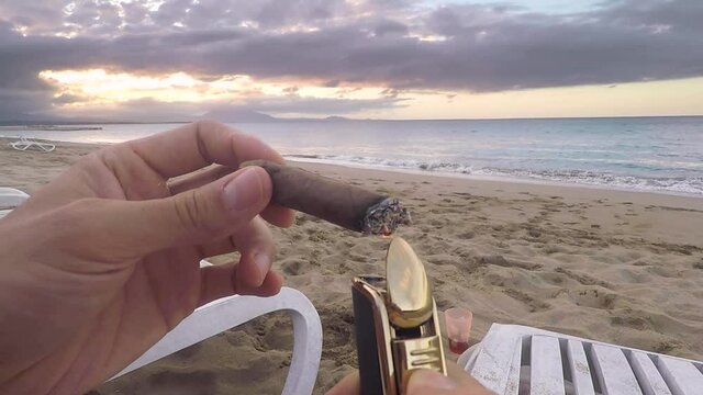 "Smoking Cigar" Immagini - Sfoglia 654 foto, vettoriali e video Stock ...