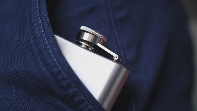 Hipflask Bilder – Durchsuchen 3,668 Archivfotos, Vektorgrafiken und ...