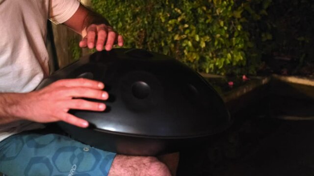 Handpan Bilder – Durchsuchen 1,229 Archivfotos, Vektorgrafiken und ...