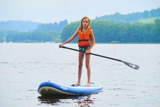 Kids Paddle Boarding Bilder – Durchsuchen 1,800 Archivfotos ...