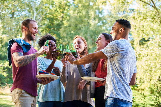 รูปภาพ"Making A Toast" – เลือกดูภาพถ่ายสต็อก เวกเตอร์ และวิดีโอ3,161 ...