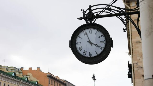 Street Art, Clock Images – Browse 14,123 Stock Photos, Vectors, and ...