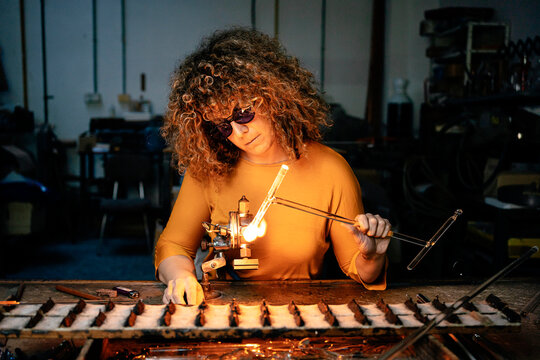 Lampworker Bilder – Durchsuchen 165 Archivfotos, Vektorgrafiken und ...
