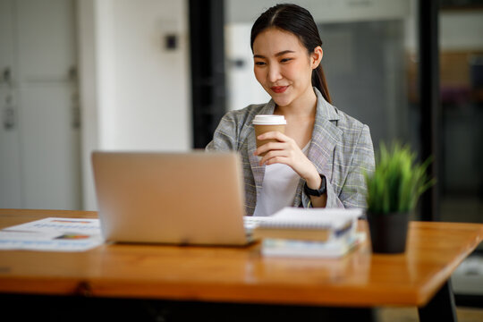 Backgrounder Bilder – Durchsuchen 800 Archivfotos, Vektorgrafiken und ...