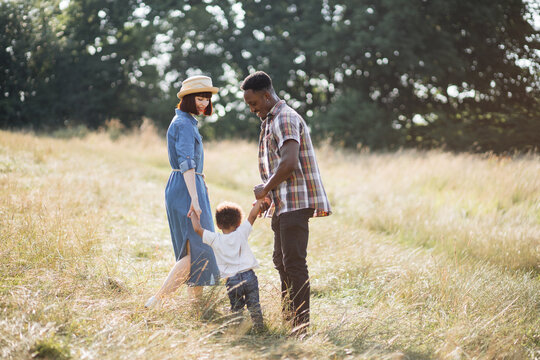 Multicultural Family"」の写真素材 | 655件の無料イラスト画像 | Adobe Stock