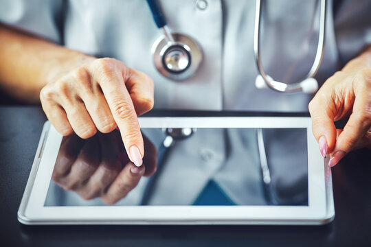 Doctor Using Ipad Images – Browse 1,105 Stock Photos, Vectors, and ...