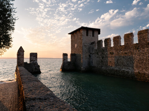 "Italian Castle" Bilder – Durchsuchen 971 Archivfotos, Vektorgrafiken ...