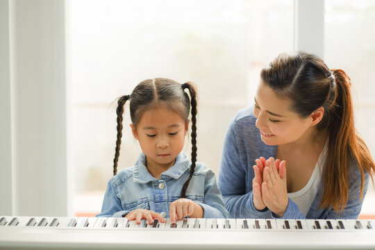 รูปภาพElectone – เลือกดูภาพถ่ายสต็อก เวกเตอร์ และวิดีโอ250 | Adobe Stock