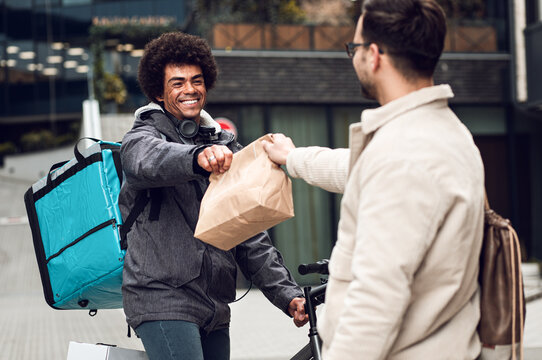 「Male Fast Food Worker」の画像 - 13,202 件の Stock 写真、ベクターおよびビデオ | Adobe Stock