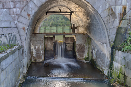 Sluice-Gate Bilder – Durchsuchen 704 Archivfotos, Vektorgrafiken und ...