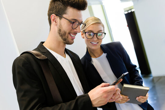 Partnerarbeit Bilder – Durchsuchen 569,768 Archivfotos, Vektorgrafiken ...