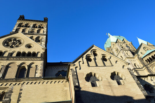 Romanik Bilder – Durchsuchen 30,430 Archivfotos, Vektorgrafiken und ...