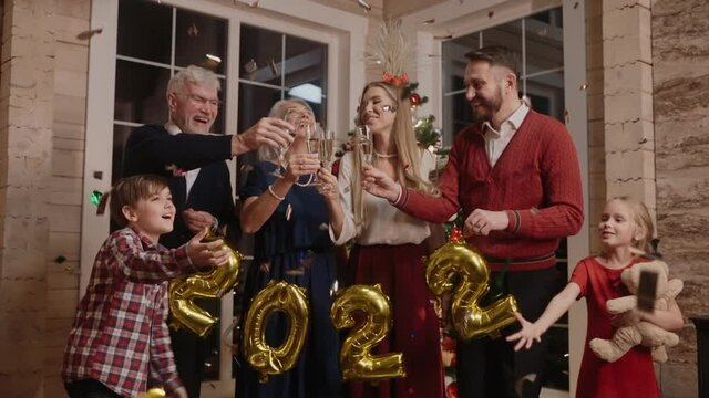 รูปภาพClanking – เลือกดูภาพถ่ายสต็อก เวกเตอร์ และวิดีโอ4,945 | Adobe Stock