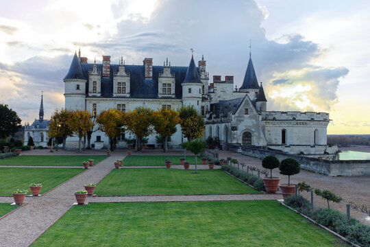 รูปภาพ"Anne De Bretagne" – เลือกดูภาพถ่ายสต็อก เวกเตอร์ และวิดีโอ277 ...