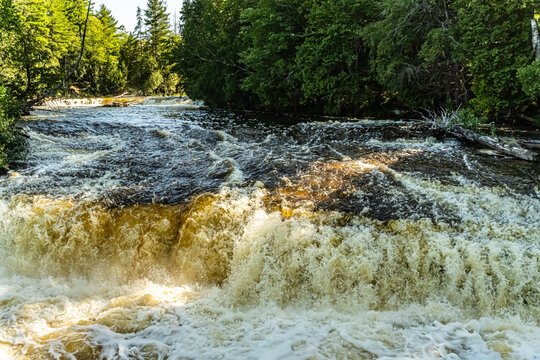Imágenes de "River Rapids": descubre bancos de fotos, ilustraciones ...