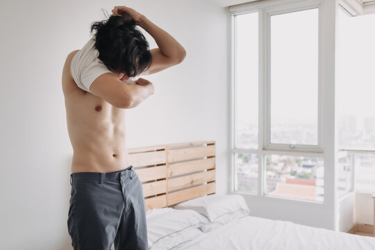 Take Off Clothes Bilder – Durchsuchen 38,848 Archivfotos ...