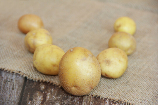 "Round Potatoes" 影像 – 瀏覽 26 個素材庫相片、向量圖和影片 | Adobe Stock