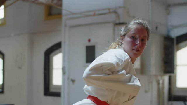 "Jump Kick" Images – Parcourir 1,152 le catalogue de photos, vecteurs ...