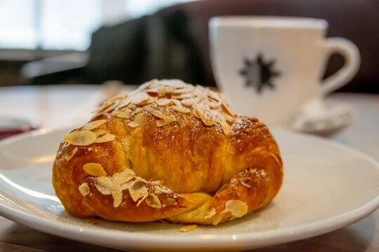 Mandel-Croissant Bilder – Durchsuchen 7,109 Archivfotos, Vektorgrafiken ...