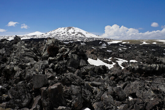 Afbeeldingen over "Shield Volcano" – Blader in stockfoto's, vectoren en ...