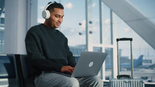 Working On Airplane Images – Browse 66,104 Stock Photos, Vectors, and ...