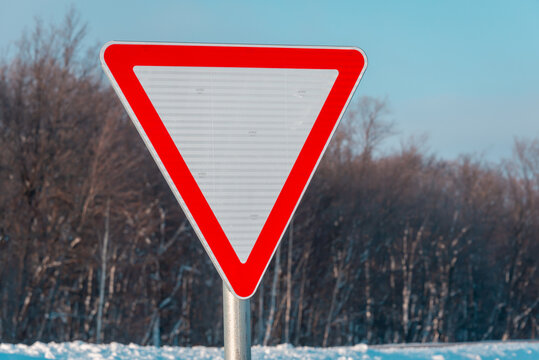Blank Yield Sign Bilder – Durchsuchen 1,588 Archivfotos, Vektorgrafiken ...