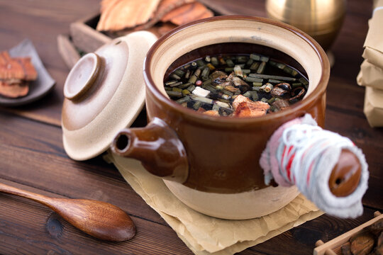 Afbeeldingen over Decoction – Blader in stockfoto's, vectoren en video ...