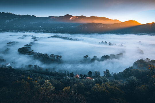 Nebelig Bilder – Durchsuchen 969,446 Archivfotos, Vektorgrafiken und ...