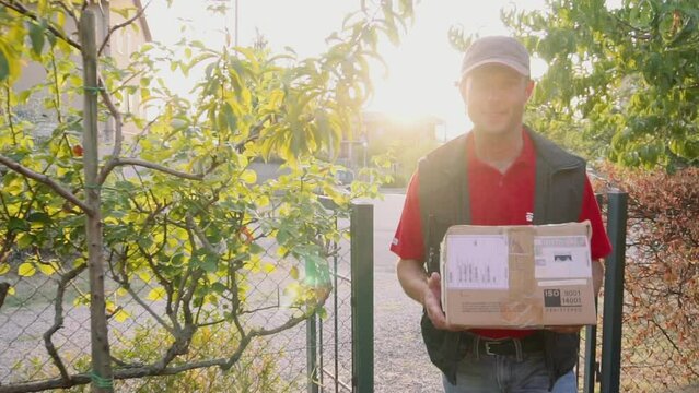 Courier Delivery Images – Browse 490,040 Stock Photos, Vectors, and ...