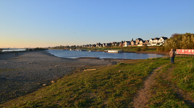 Hitdorf-Bilder: Stock-Fotos & -Videos. | Adobe Stock