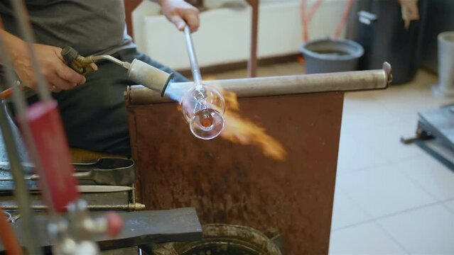 Lampworker Bilder – Durchsuchen 165 Archivfotos, Vektorgrafiken und ...