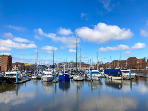 Hull 이미지 – 찾아보기 84,306 스톡 사진, 벡터 및 비디오 | Adobe Stock