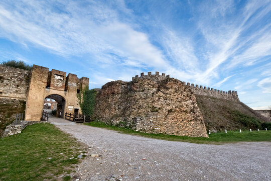 รูปภาพLonato – เลือกดูภาพถ่ายสต็อก เวกเตอร์ และวิดีโอ138 | Adobe Stock