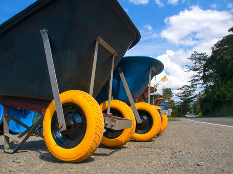 Handbarrow bilder – Bläddra bland 517 stockfoton, vektorer och videor ...