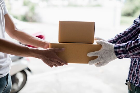 Paketbote Bilder – Durchsuchen 27,019 Archivfotos, Vektorgrafiken und ...