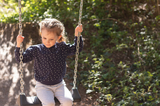 Toddler Girl Swing Bilder – Durchsuchen 14,834 Archivfotos ...