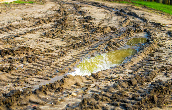 Mud-Puddling Bilder – Durchsuchen 2,037 Archivfotos, Vektorgrafiken und Videos | Adobe Stock