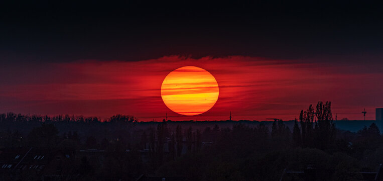Sonnenfleck bilder – Bläddra bland 139 stockfoton, vektorer och videor ...