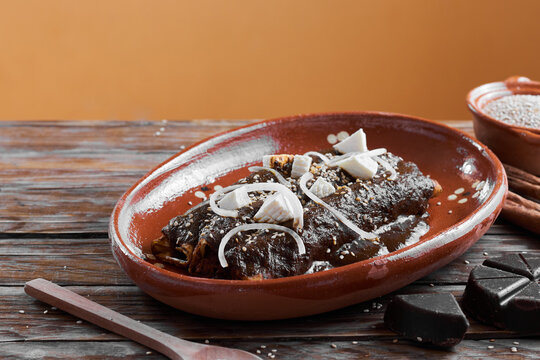 Afbeeldingen over "Plato De Barro" – Blader in stockfoto's, vectoren en ...