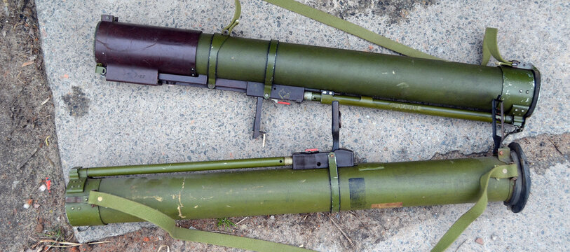 Afbeeldingen over "Grenade Launcher" – Blader in stockfoto's, vectoren ...