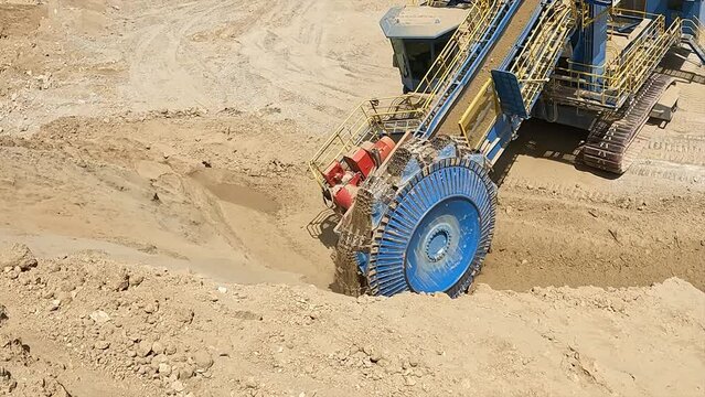 "Bucket-Wheel Excavator"-Bilder: Stock-Fotos & -Videos. | Adobe Stock