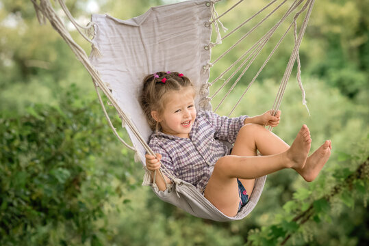 Toddler Girl Swing Bilder – Durchsuchen 14,834 Archivfotos ...